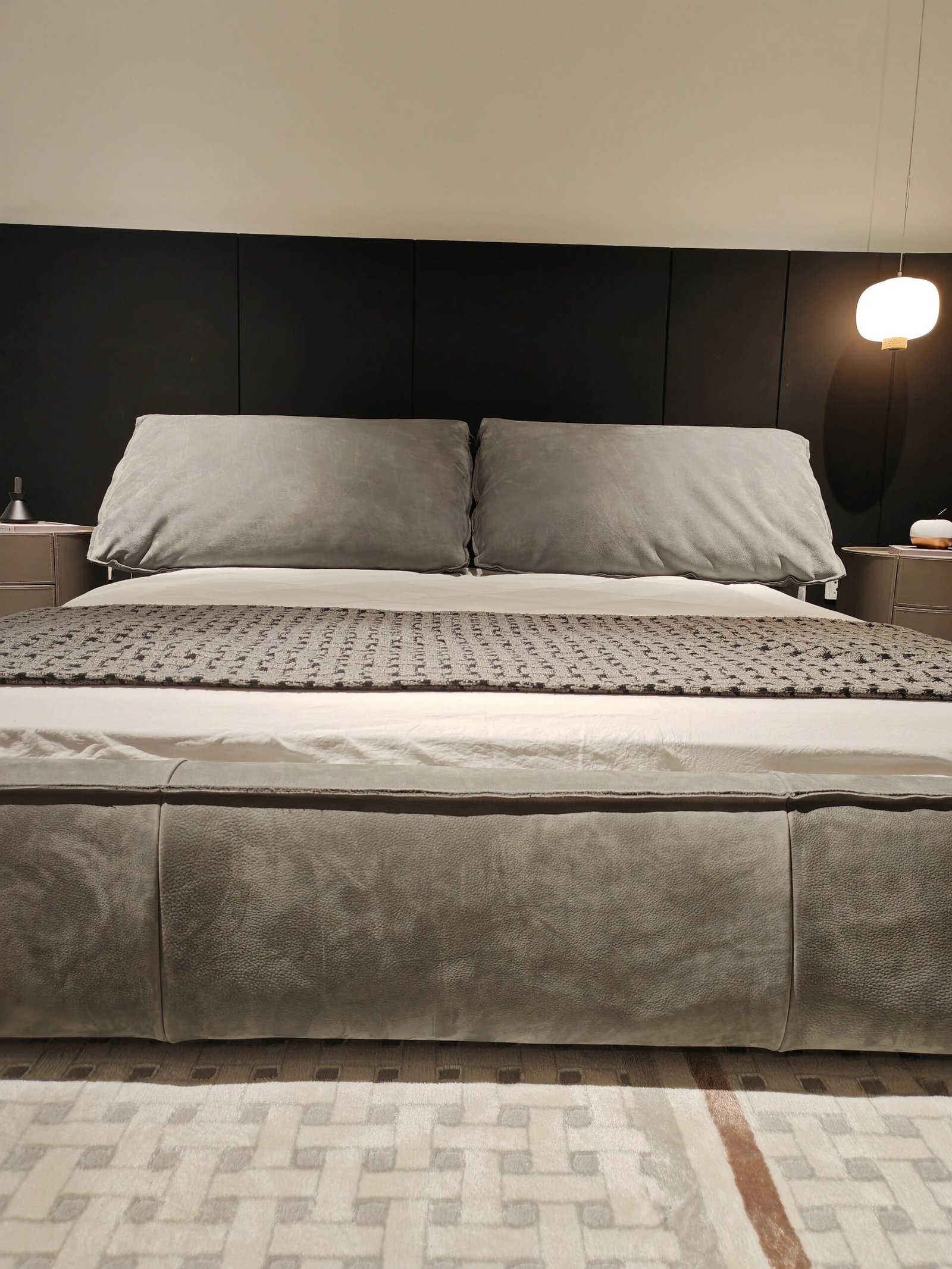 Modern Elephant Ear Bed - Folia Furniture